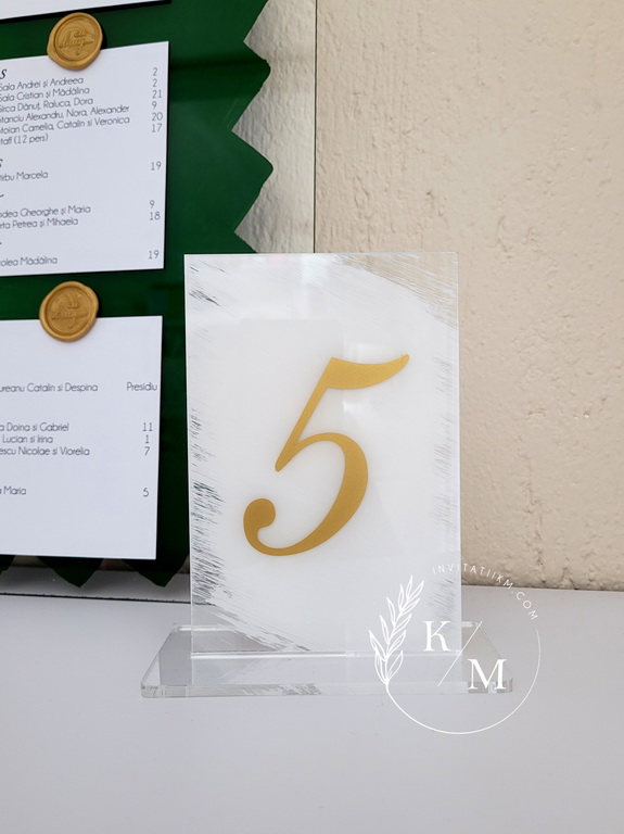 Liste asezare invitati la mese si panou din plexiglas verde si auriu ...